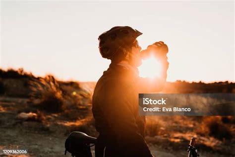 일몰의 다운 록키 힐에서 자전거에 물을 마시는 자전거 익스트림 스포츠 컨셉 자전거 타기에 대한 스톡 사진 및 기타 이미지 자전거 타기 마시기 물 Istock
