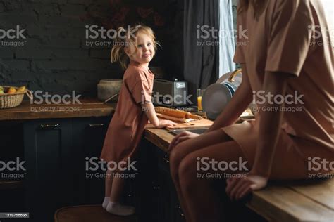 함께 요리하세요 유치원 딸은 부엌에서 어머니의 감독하에 반죽을 굴리고 있습니다 피자를 요리하는 법을 배우는 어린 소녀 2 3 살에 대한 스톡 사진 및 기타 이미지 Istock