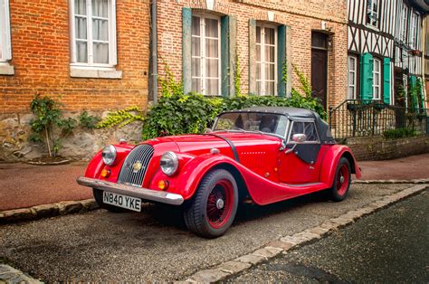 배경 화면 골동품 자동차 빈티지 자동차 자동차 디자인 권위 있는 차량 거리 클래식 자동차 도로 여행 차 자동차 외장 도시 자동차 집 모건 플러스 8