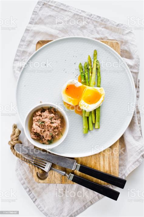 계란과 참치를 사용한 구운 미니 아스파라거스 흰색 배경 평면도 건강한 식생활에 대한 스톡 사진 및 기타 이미지 건강한 식생활 계란 노른자 고기 Istock