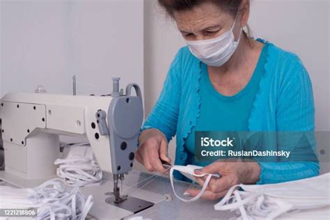 전문 재봉사 여성 절단 스레드 바느질 면 얼굴 마스크 흰색 얼굴 마스크를 착용의 초상화 바느질하기에 대한 스톡 사진 및 기타 이미지 Istock