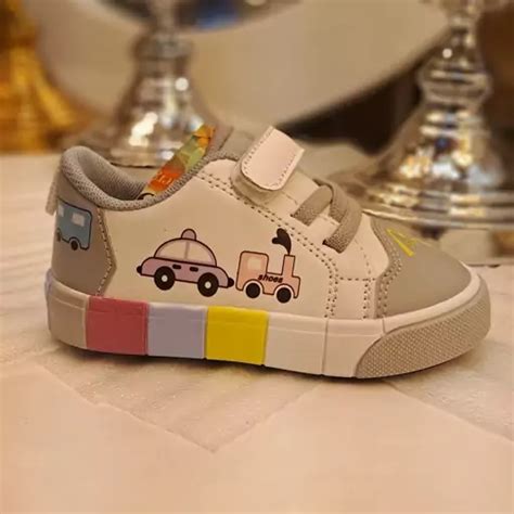 خرید و قیمت کفش بچگانه اسپرت دخترانه پسرانه ترافیک از غرفه دنیای کفش