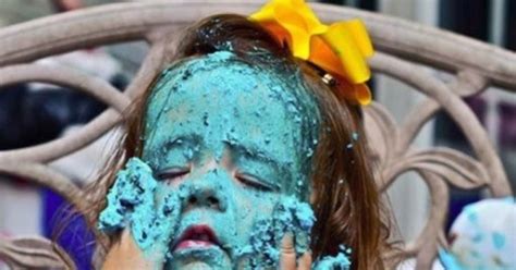 케이크와 싸운 소녀 얼굴에 크림 범벅격렬히도 싸웠네