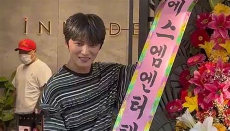 Sm Entertainment เซอร์ไพรส์ส่งดอกไม้แสดงความยินดีกับแจจุงหลังเขาเปิดค่ายของตัวเอง Kpop ข่าว