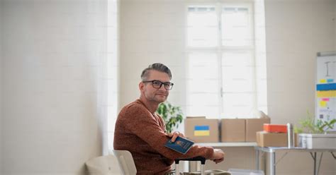 정장을 입은 우크라이나 남성이 인터뷰를 위해 차례를 기다리고 있다 사진 Unsplash의 슬로바키아 이미지