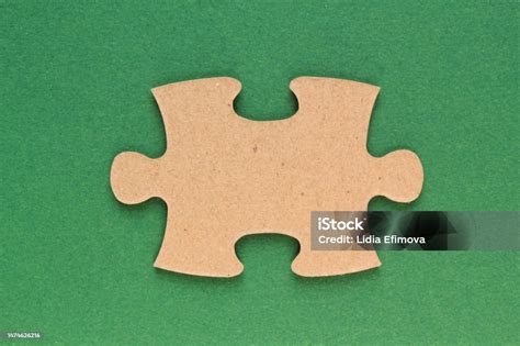 녹색 배경에 직소 퍼즐 요소의 카톤 모자이크 게임 세부 정보 작업 완료 또는 문제 개념 해결 0명에 대한 스톡 사진 및 기타 이미지 Istock