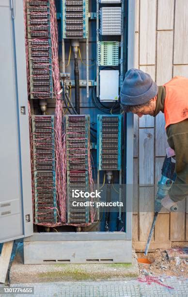 작업자는 새로운 광섬유 건설 작업 중에 공구로 작은 발굴 작업을 수행합니다 흐린 모션으로 클로즈업 광섬유의에 대한 스톡 사진 및 기타 이미지 Istock