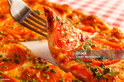 포크 피자 마가리타와 피자의 조각을 먹고 닫습니다 맛있는 뜨거운 음식을 얇게 썰어 흰 접시에 담아 서빙합니다 메뉴 사진 이탈리아 패스트 푸드 0명에 대한 스톡 사진 및 기타