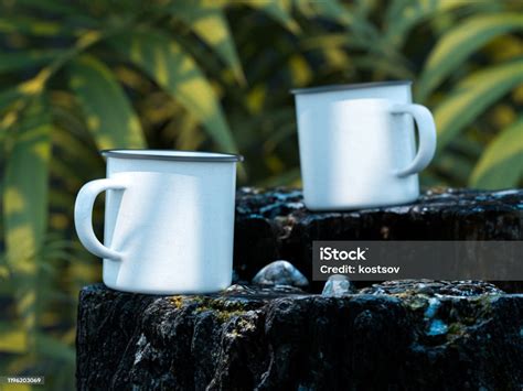 피크닉 및 여행자의 캠핑 나머지 이국적인 숲에서 바위에 복사 공간이있는 흰색 빈 에나멜 머그잔 3d 렌더링 0명에 대한 스톡 사진 및 기타 이미지 Istock
