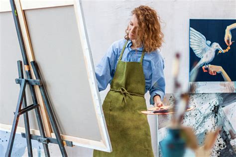 스튜디오에서 브러쉬와 캔버스에 그리기 여성 아티스트 아크릴 페인팅에 대한 스톡 사진 및 기타 이미지 아크릴 페인팅 그림 그리기 개념 Istock