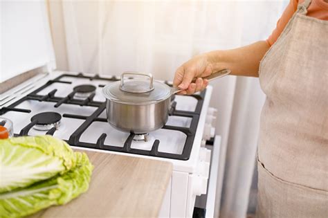여자는 현대 부엌에서 가스 난로에 스테인레스 요리 냄비를 넣습니다 음식을 준비하기위한 재료 수제 식품 컨셉 강철에 대한 스톡 사진 및 기타 이미지 Istock