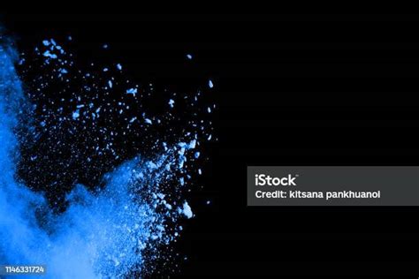 검은 바탕에 블루 파우더 폭발 컬러 구름 다채로운 먼지가 폭발 합니다 홀리 페인트 0명에 대한 스톡 사진 및 기타 이미지 0명 가득 찬 개념 Istock
