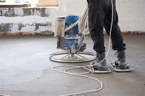 레벨링을위한 회전 디스크가있는 기계에 의한 반 건식 바닥 스크 리드의 래밍 및 연삭 집안의 콘크리트 바닥 건설 특수 장비를 갖춘 마스터 건물의 층에 대한 스톡 사진 및 기타