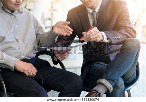 팀워크 과정젊은 사업가들이 새로운 창업 프로젝트를 스톡 사진지금 편집 566330074