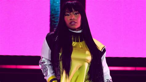Nicki Minaj Suffers Wardrobe Malfunction On Stage During Orlando Tour Stop My Boob Is Out And