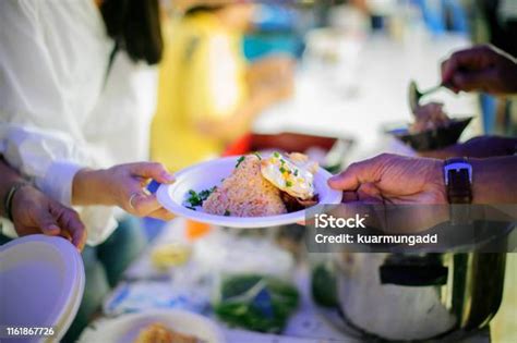 기근과 사회적 불평등 개념 가난한 사람들을위한 무료 음식 과 식량 분배 노숙자와 음식 공유 기아와 음식을 다루는 개념 개념에 대한 스톡 사진 및 기타 이미지 Istock