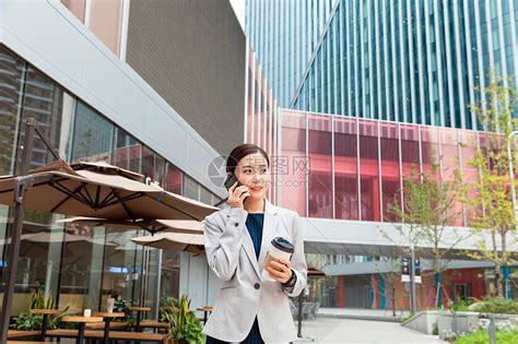 商务职业女性在户外打电话高清图片下载 正版图片501530694 摄图网