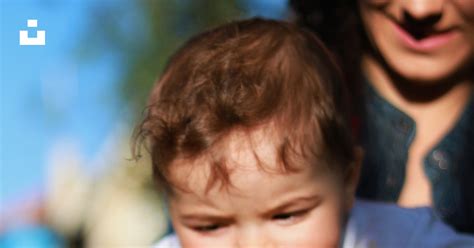 흰색 긴 소매 셔츠에 아기를 운반하는 흰색 긴 소매 셔츠에 여자 사진 Unsplash의 무료 사람의 이미지