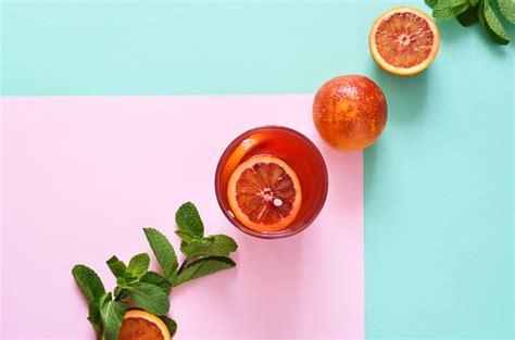 레드 오렌지 주스 블루 핑크 배경 그림자가 있는 분홍색 배경의 창의적인 구성 여름 미니멀 한 개념 2021 0명에 대한 스톡