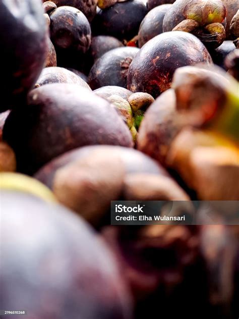 신선한 망고스틴 더미는 생생한 보라색 갈색과 독특한 별 모양의 패턴을 보여줍니다 음식 사진 촬영에 적합 건강한 생활방식에 대한 스톡 사진 및 기타 이미지 Istock