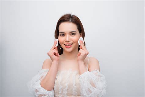 깨끗한 면 패드와 아름다운 젊은 미소 여자 얼굴 트리트먼트 뷰티 스킨 케어 파말레 얼굴 표현적인 얼굴 표정 건강한 생활방식에 대한 스톡 사진 및 기타 이미지 Istock