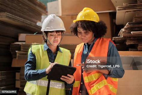 안전 유니폼을 입은 여성 근로자 2명이 종이 공장에서 재고 더미를 점검합니다 재활용에 대한 스톡 사진 및 기타 이미지 재활용 신규 채용 공장 산업 건물 Istock