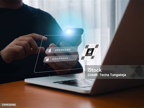 Qr 코드 다단계 인증 보안 개념 노트북 컴퓨터에서 웹사이트 화면에 로그인하기 위한 디지털 Qr 코드 스캔 플래시 라이트로 휴대폰 카메라로 스캔 사람의 손으로 잡기 전자