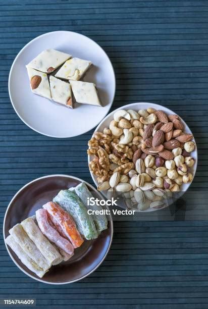 전통적인 터키어 기쁨 접시에 동양 디저트 할 바 배경에 고립 동양 진미 과자 건강 한 음식 견과류 믹스 구색 이미지에 대 한 다른 콩과 식물의 수집 너트 피스타치오 아몬드