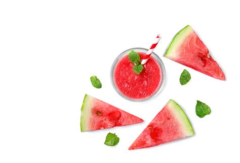 흰색 배경에 고립 된 빨대가있는 유리에 신선한 맛있는 수박 스무디 맨 위 보기입니다 공간을 복사합니다 칵테일에 대한 스톡 사진