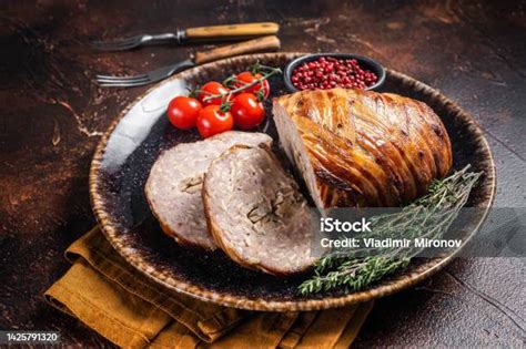 구운 맛있는 쇠고기 미트로프 베이컨과 허브를 곁들인 얇게 썬 고기 덩어리를 접시에 담았습니다 어두운 배경 위쪽 보기 0명에 대한 스톡 사진 및 기타 이미지 Istock