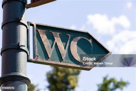 화장실 포인터 Wc 화살표 화장실 아이콘 공원에서 기둥에 녹색 금속 기호 공항 정원 기차역에서 화장실의 개념 기호 하늘 배경 야외 개념에 대한 스톡 사진 및 기타 이미지