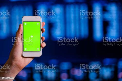스마트폰의 빈 터치스크린을 사용하여 여성 손의 클로즈업 공란에 대한 스톡 사진 및 기타 이미지 공란 기업 재무와 산업 다중 색상 Istock