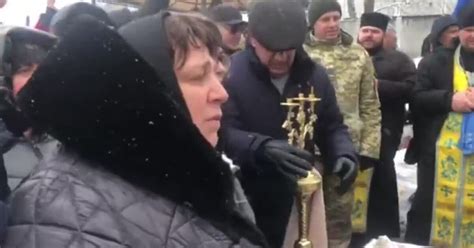Мать павшего защитника просит разрешить отпеть ее сына в церкви на Буковине Видео Oboz Ua