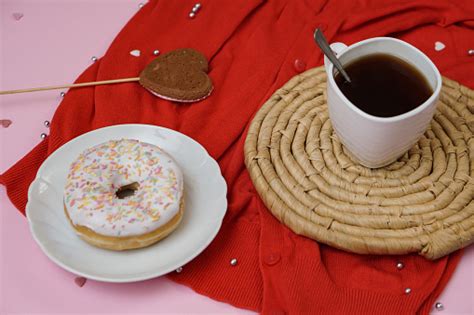 장식 트레이에 접시에 커피와 아름다운 육즙 도넛 2 월 발렌타인 데이 인사말 카드입니다 주방 디자인배경 0명에 대한 스톡 사진 및 기타 이미지 Istock