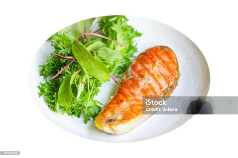 연어 튀김 스테이크 필레 생선 해산물 천연 성분 두 번째 코스 먹는 건강 한 최고 보기 장소 텍스트 복사 공간 다이어트 원시 Pescetarian 건강한 생활방식에 대한