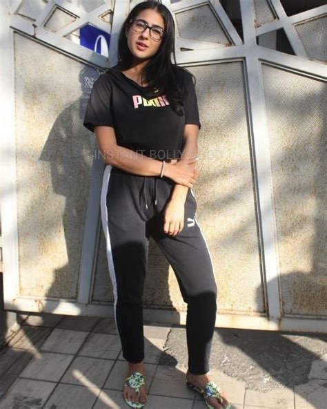 Follow Me S M Uddin ♻️♻️♻️ Sara Ali Khan Fashion Style