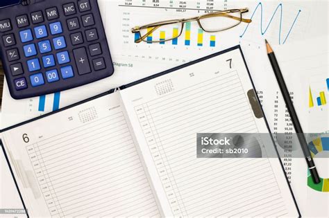 탑 뷰 사무실 테이블 책상 재무 보고서 플랫 레이 비즈니스 사무용품 숫자 및 빈 일기장 다이어그램 연필 안경 계산기가 있는 작업 공간 텍스트 공간을 복사합니다 상위 뷰 0