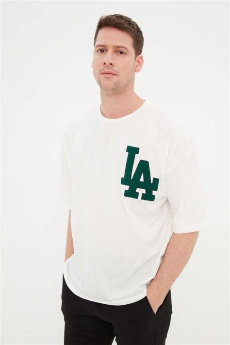 მონაცრისფრო ყვითელი მამაკაცის დიდი ზომის მოკლე სახელოიანი მრგვალსაყელოიანი ამოქარგული მაისური