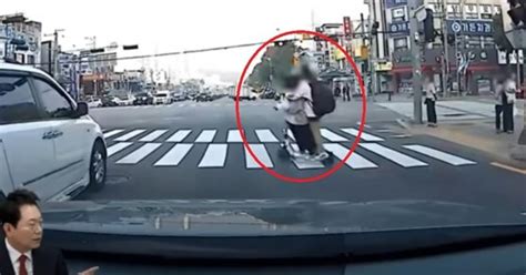 무단횡단하다 쾅…킥보드 1대 탄 여중생 3명 공중 솟구쳤다