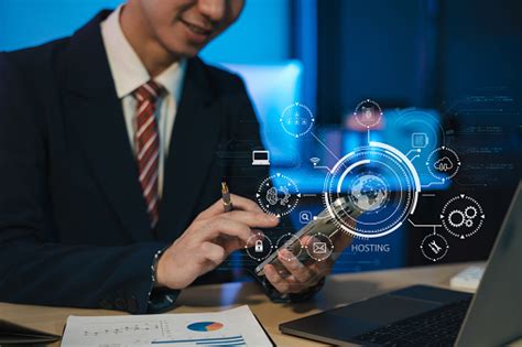 컴퓨터 태블릿을 사용하는 사업가와 책상에 호스팅 웹 호스팅 개념 인터넷 비즈니스 디지털 기술 개념 가상 화면 비문에 자신의 손가락을 누릅니다 25 29세에 대한 스톡 사진