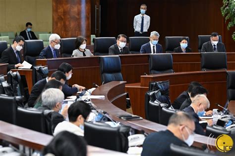 经济财政司司长李伟农列席立法会全体会议，回应议员提出的口头质询。 澳门特别行政区政府入口网站