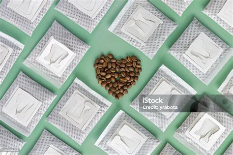 커피 원두에서 드립 커피 가방과 심장 컵양조를위한 분쇄 커피 종이 가방 드립 커피 필터 민트 색상 배경 상단 보기 최소한의 평평한 평지 패턴으로 포장 0명에 대한 스톡 사진