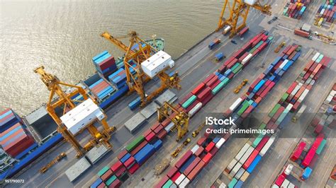 물류 및 운송 컨테이너 화물 선박 및 화물의 조선소에서 크레인 공장 산업 건물에 대한 스톡 사진 및 기타 이미지 공장 산업