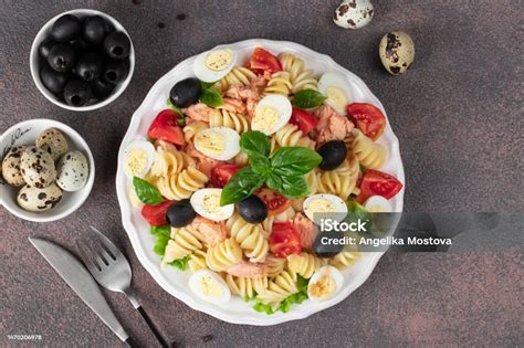 갈색 배경에 파스타 체리 토마토 메추라기 알 바질 블랙 올리브를 곁들인 통조림 연어 샐러드 복사 공간 0명에 대한 스톡 사진 및 기타 이미지 Istock