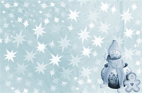 파란색으로 착색 된 별과 장난감 눈사람구겨진 종이 배경 0명에 대한 스톡 사진 및 기타 이미지 0명 2021년 개념 Istock