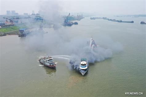 화재 진압하는 中 창사 소방구조대 소방정 Xinhua