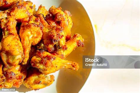 구운된 닭고기 나지만 튀긴 바 삭와 절인 꿀 흰색 배경에 평면 흰색 접시에 제공 됩니다 가금류에 대한 스톡 사진 및 기타 이미지 가금류 고기 구이 Istock