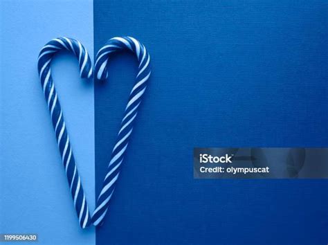 텍스트에 대한 복사 공간이있는 클래식 한 파란색 착색 투 톤 배경 상단보기에 하트 모양의 달콤한 줄무늬 사탕 지팡이 롤리팝에 대한 스톡 사진 및 기타 이미지 Istock