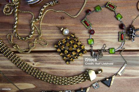 나무 테이블에 고립 된 그룹 골드와 실버 귀중한 보석 조각에 하향식 보기 0명에 대한 스톡 사진 및 기타 이미지 0명 개념 개체 그룹 Istock