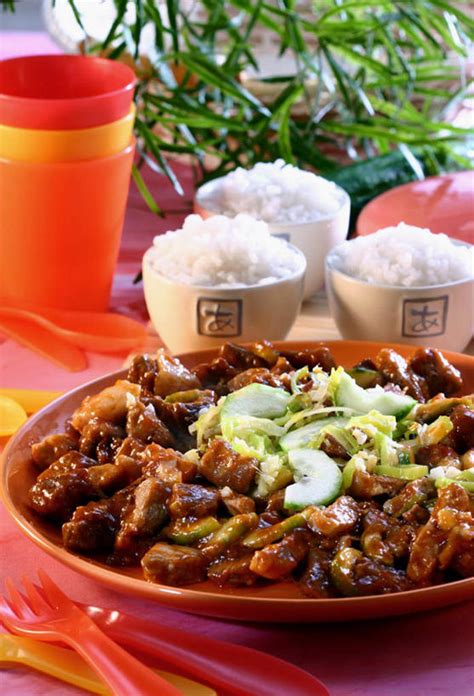 米饭无人竖图俯视室内特写白天烹饪中餐桌面桌子蔬菜杯子餐具阴影新鲜反射木制碟子盘影子陶瓷谷类谷物